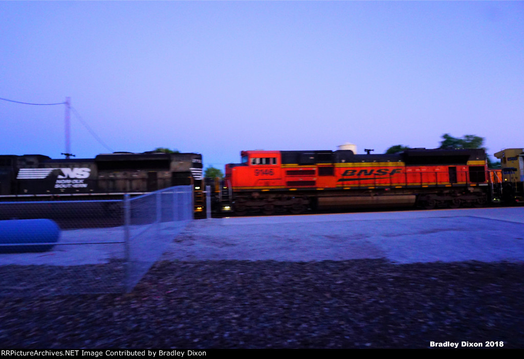 NS 2772 w/ BNSF 9146